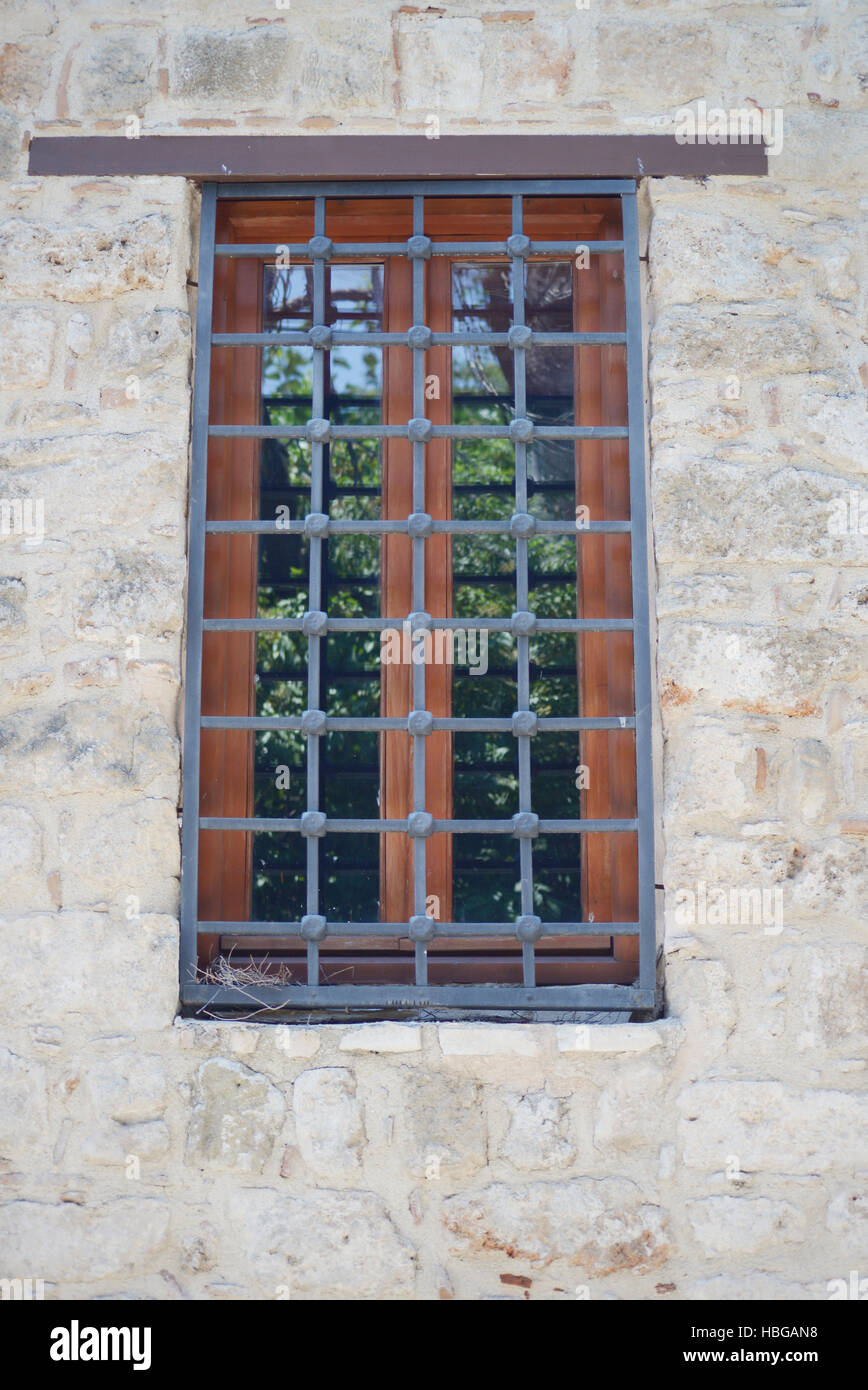 Metal grid window hi-res stock photography and images - Alamy