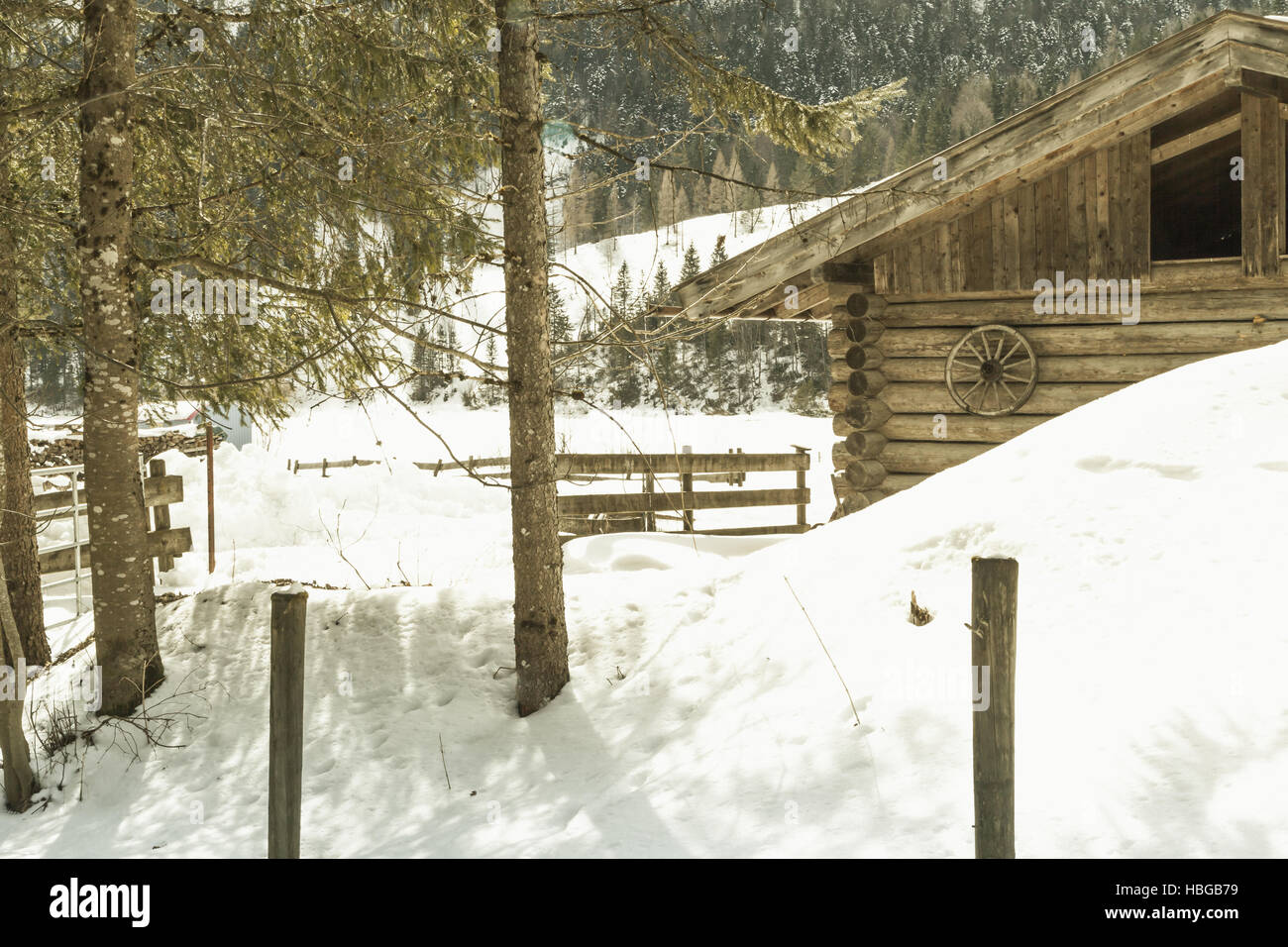 Covered hut hi-res stock photography and images - Alamy