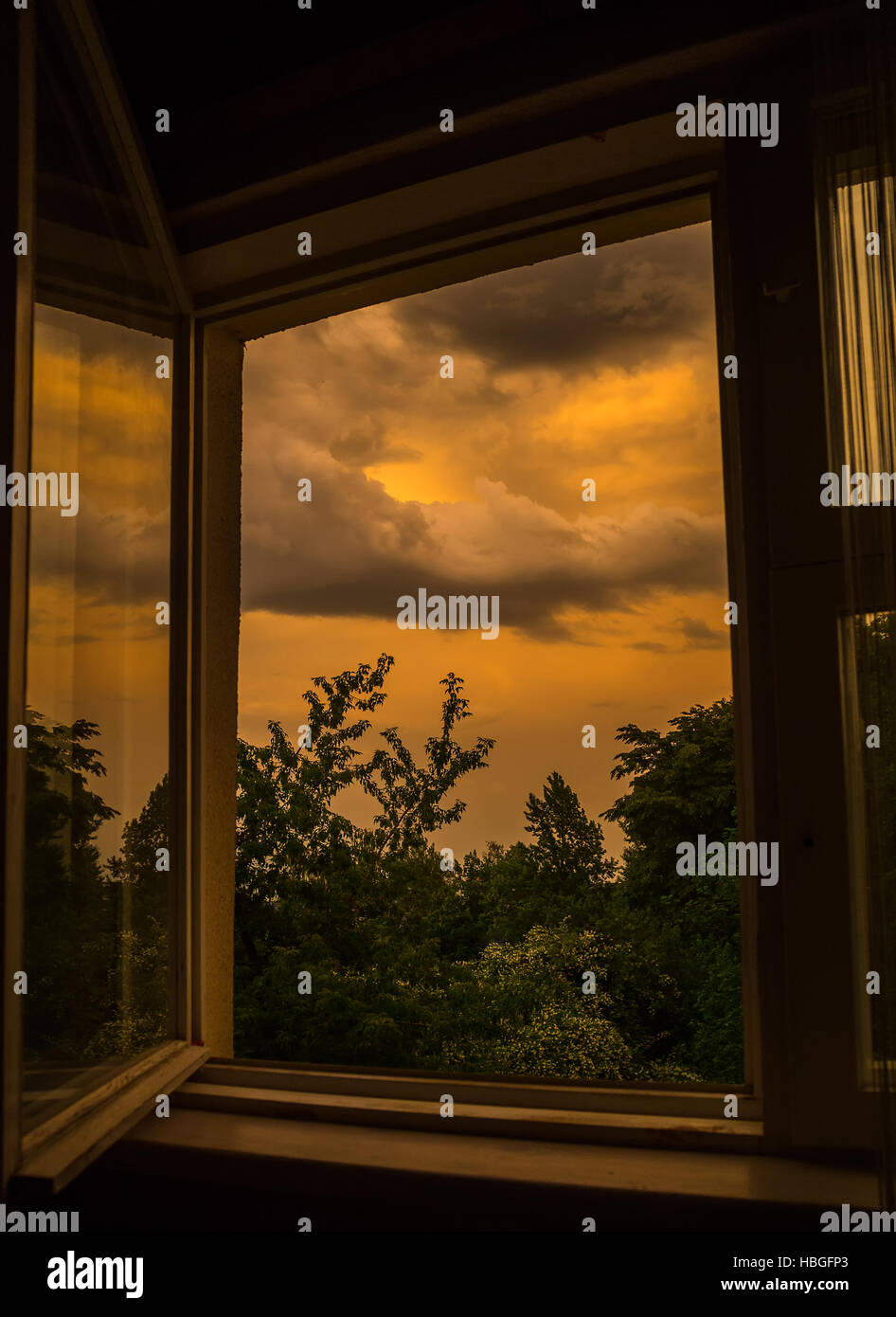 Cloud outside hi-res stock photography and images - Alamy