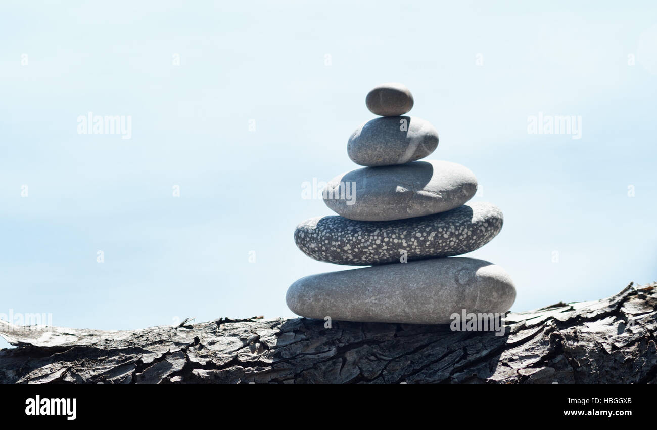 Stone tower sea balance hi-res stock photography and images - Alamy