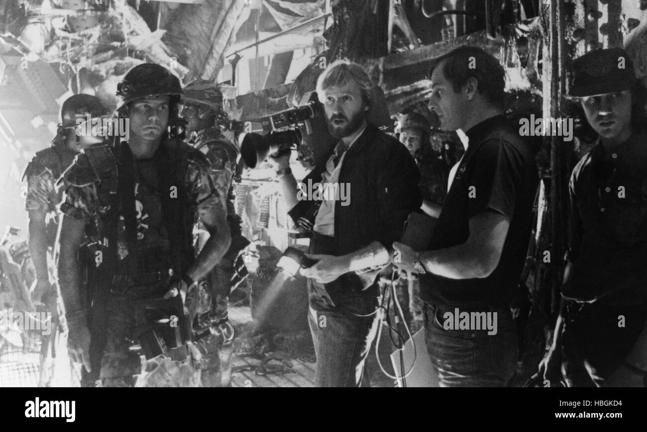 ALIENS, director and screenwriter James Cameron, (center), 1986, TM ...