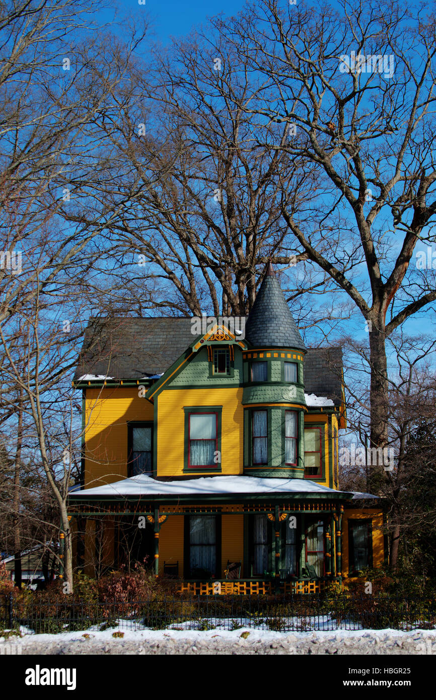 Yellow victorian house hi-res stock photography and images - Alamy