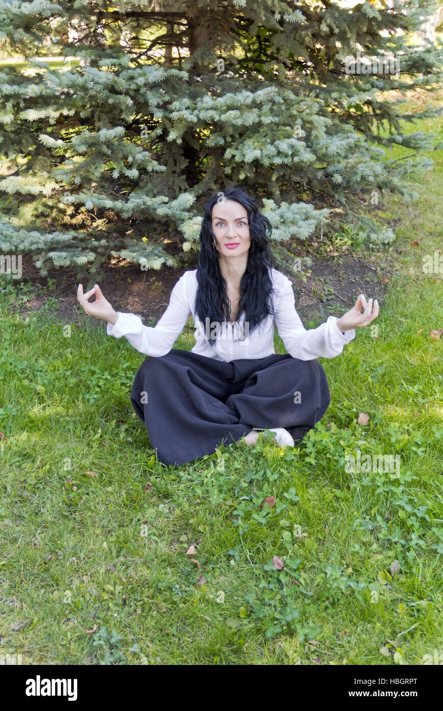 Lady in grass hi-res stock photography and images - Alamy