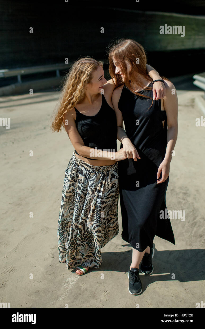 Girlfriends arm in arm hi-res stock photography and images - Alamy