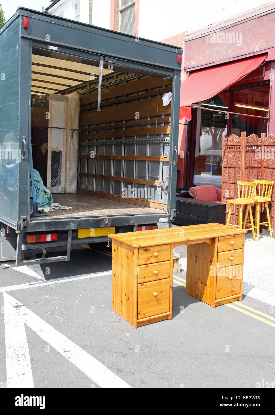 Moving truck hi-res stock photography and images - Alamy