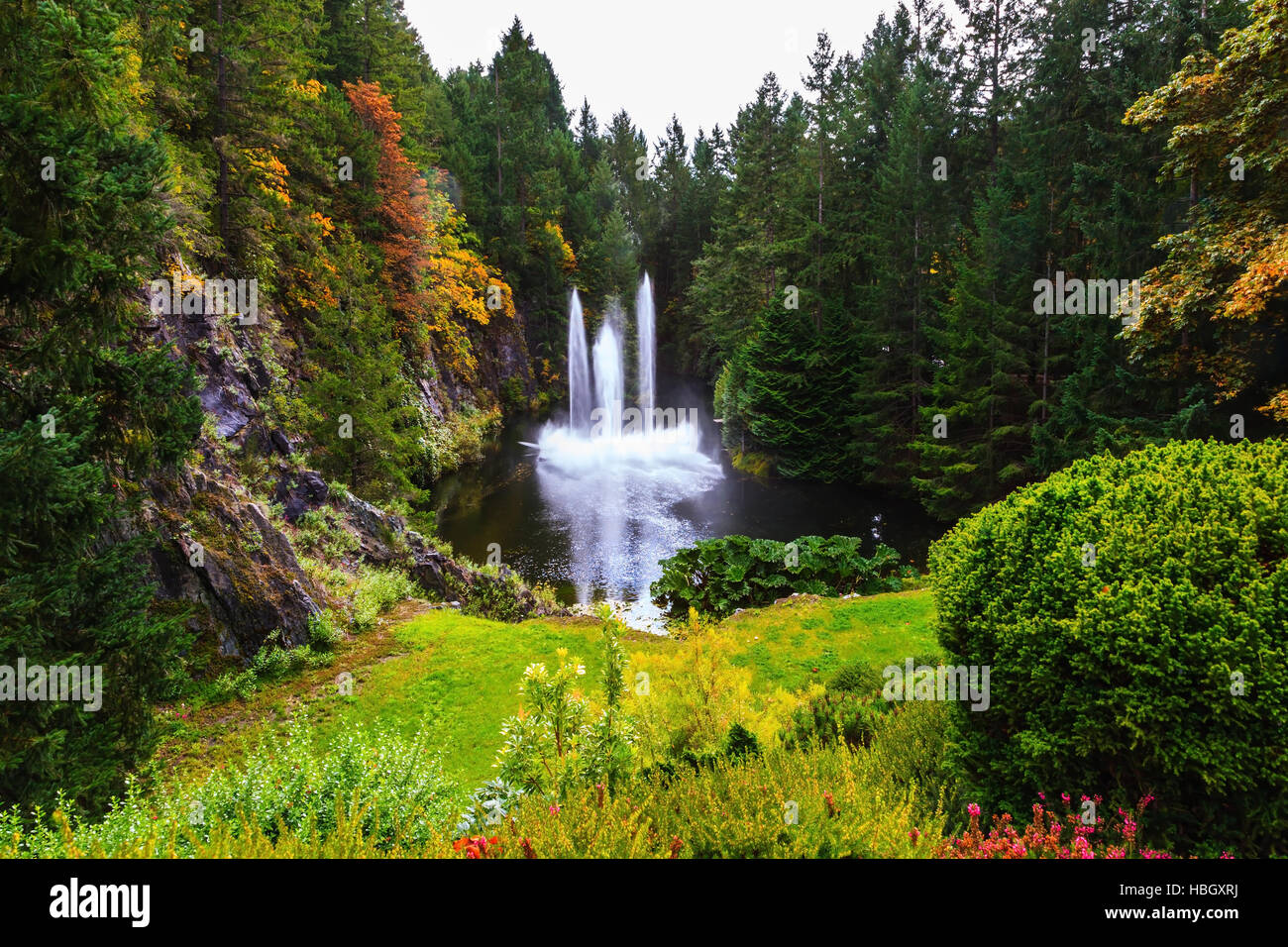 Fountain in pond hi-res stock photography and images - Alamy