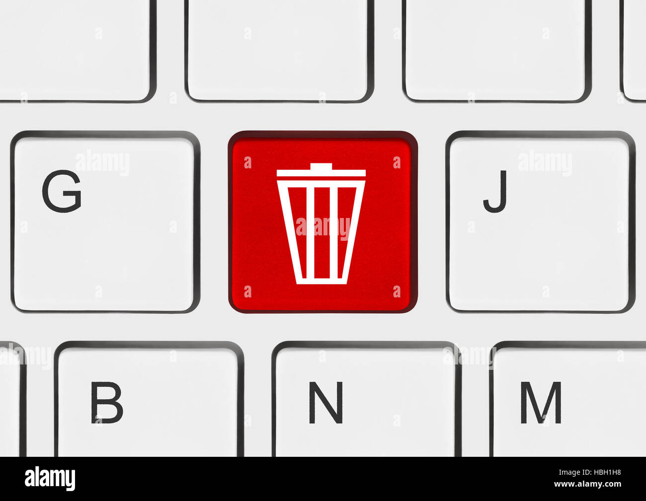 Computer keyboard with garbage key Stock Photo - Alamy