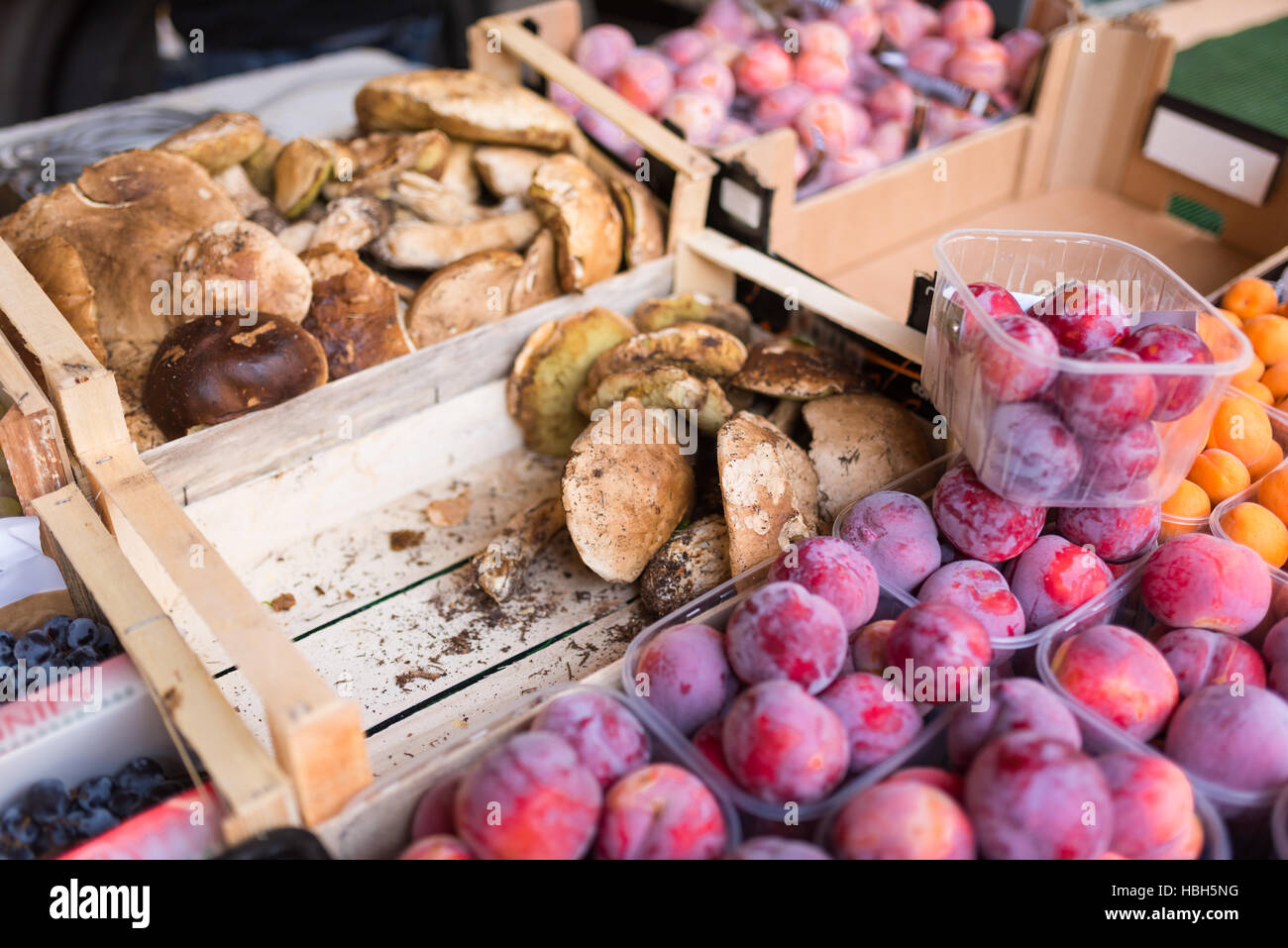 Weekly market Tuscany Stock Photo - Alamy