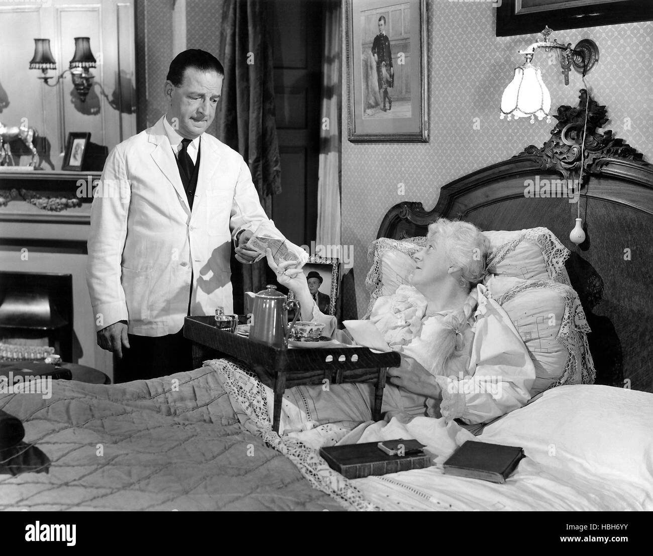 AUNT CLARA, Ronald Shiner, Margaret Rutherford, 1954 Stock Photo - Alamy