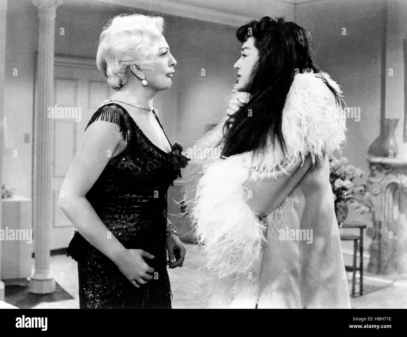 AUNTIE MAME, from left, Coral Browne, Rosalind Russell, 1958 Stock ...