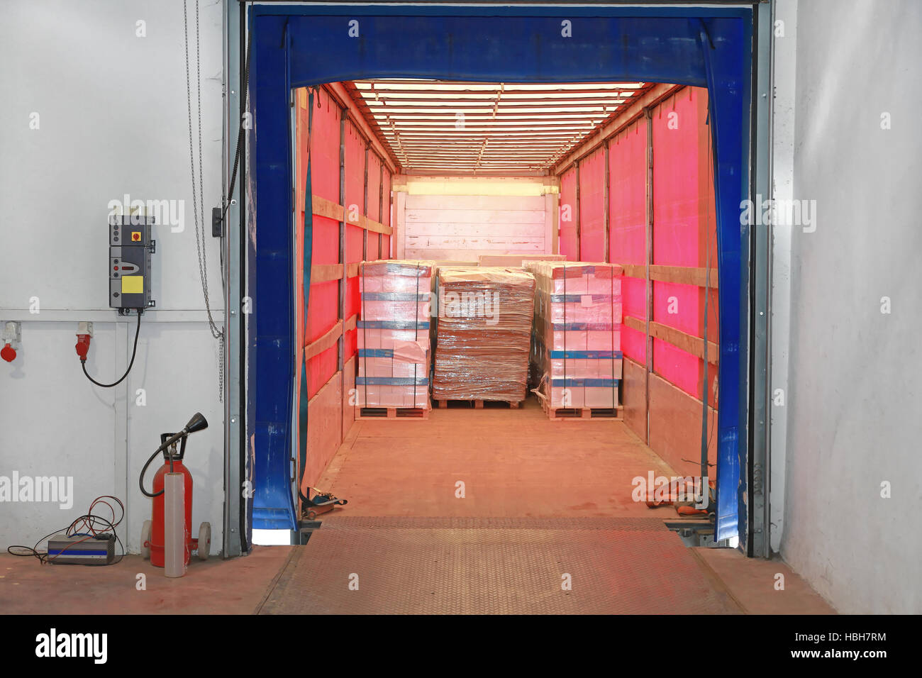 Truck loading industrial hi-res stock photography and images - Alamy