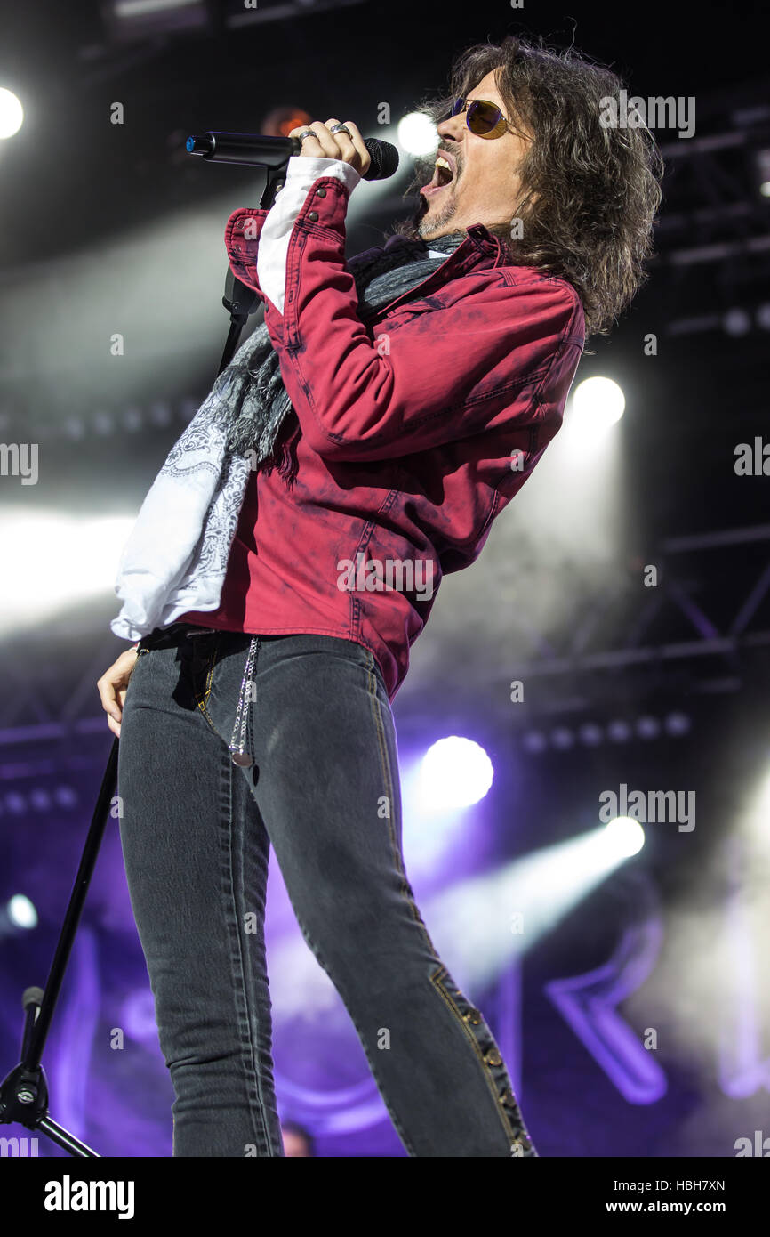 Foreigner woman hi-res stock photography and images - Alamy