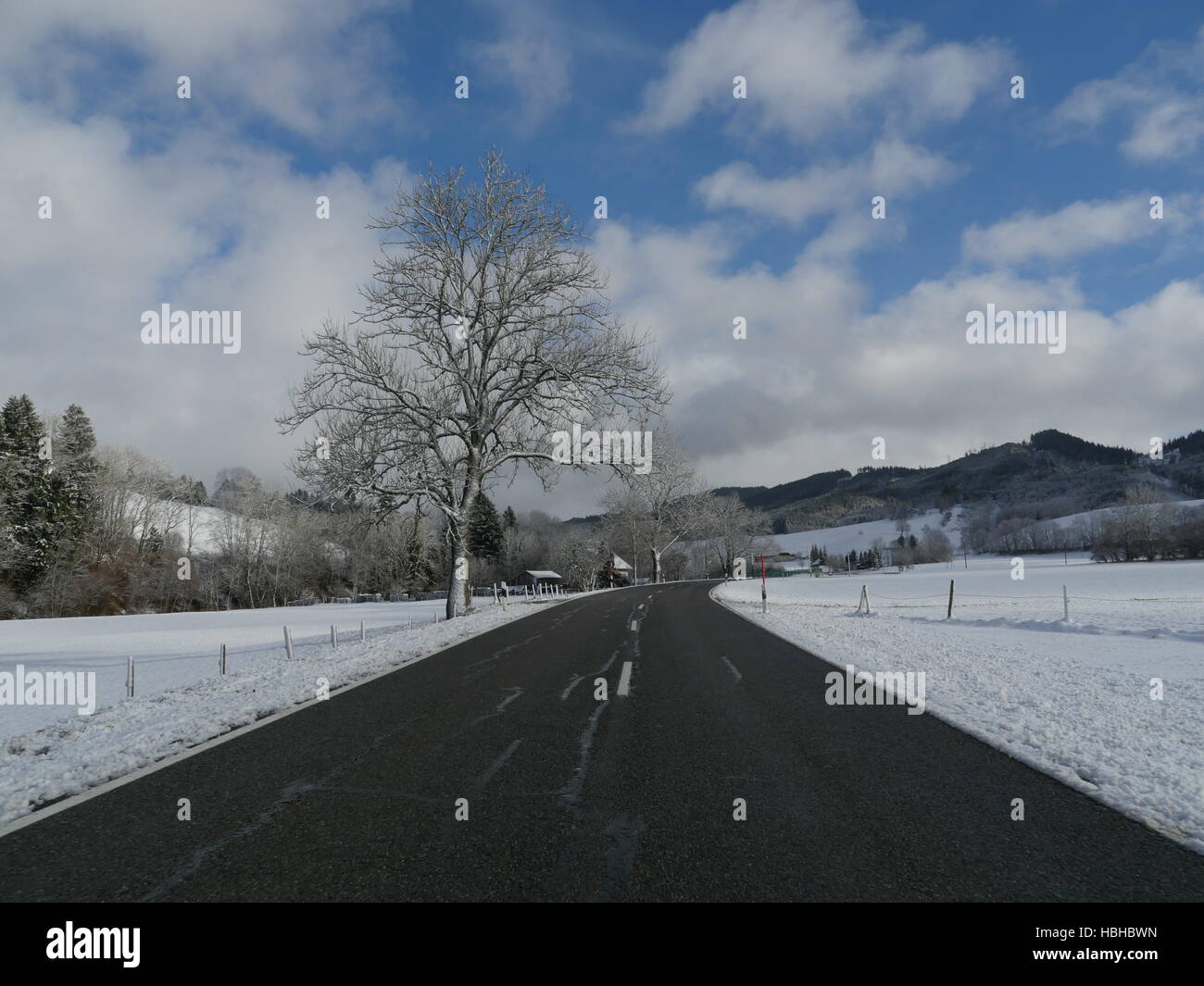 lonley winter road Stock Photo - Alamy