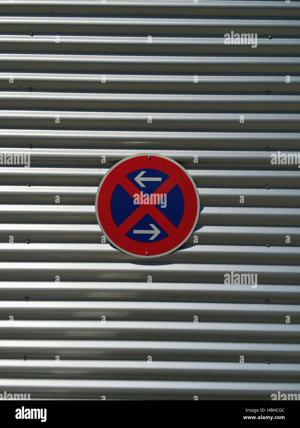 Round traffic sign hi-res stock photography and images - Alamy