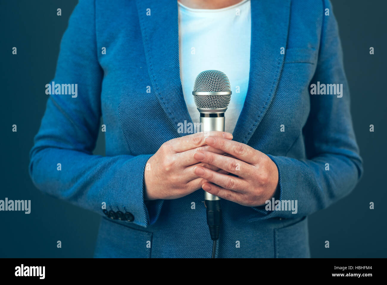 Female journalist hi-res stock photography and images - Alamy