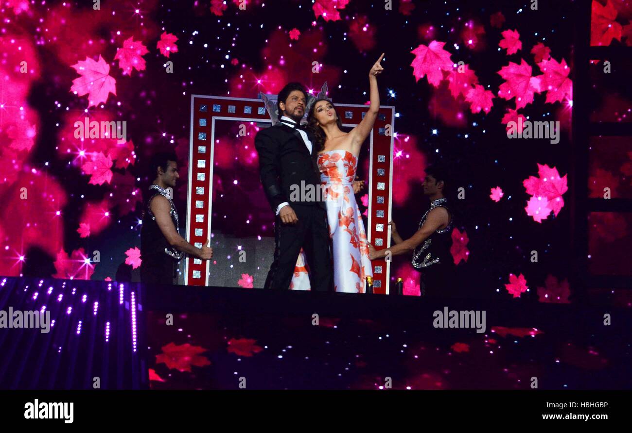 Shah Rukh Khan, Indian Bollywood actor and actress Alia Bhatt dancing ...