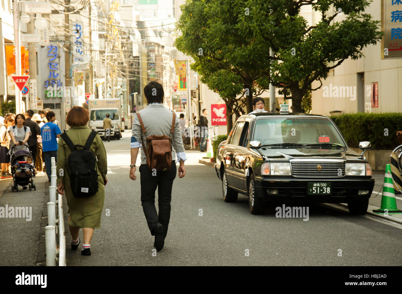 Japanese people walking and dating on street at small alley of Shinjuku ...