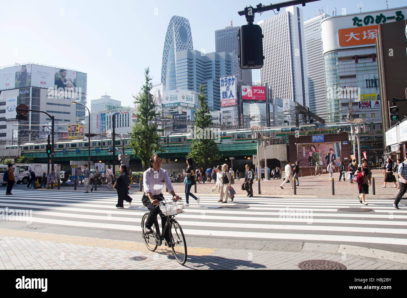People traffic road junction shinjuku hi-res stock photography and ...