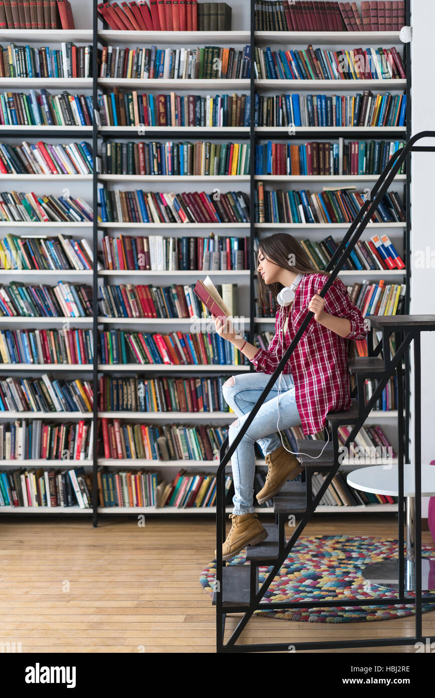 University bookshelf hi-res stock photography and images - Alamy