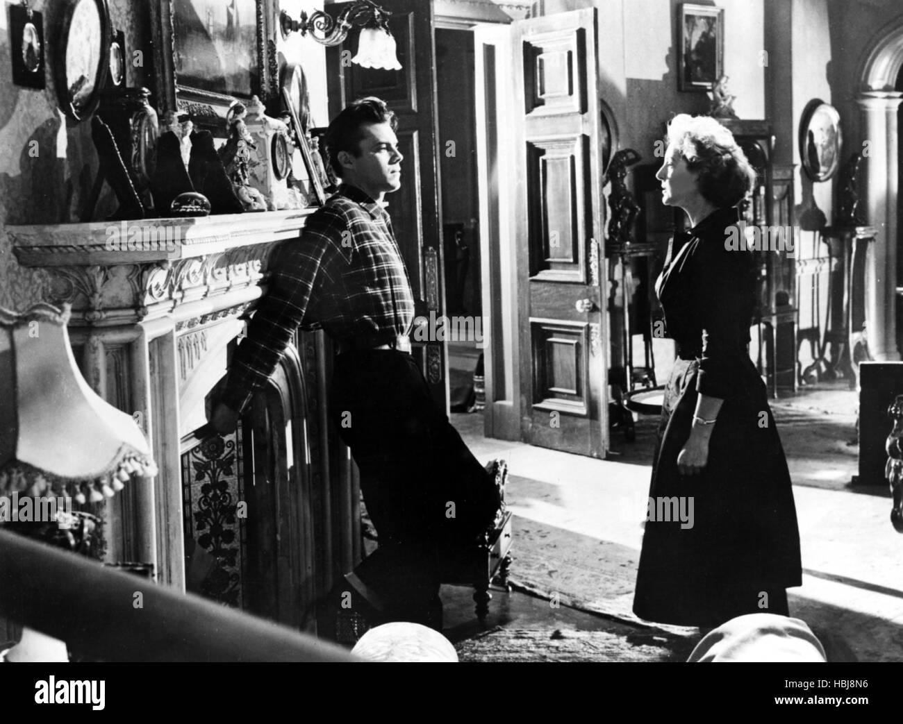 CAST A DARK SHADOW, Dirk Bogarde, Kay Walsh, 1955 Stock Photo - Alamy