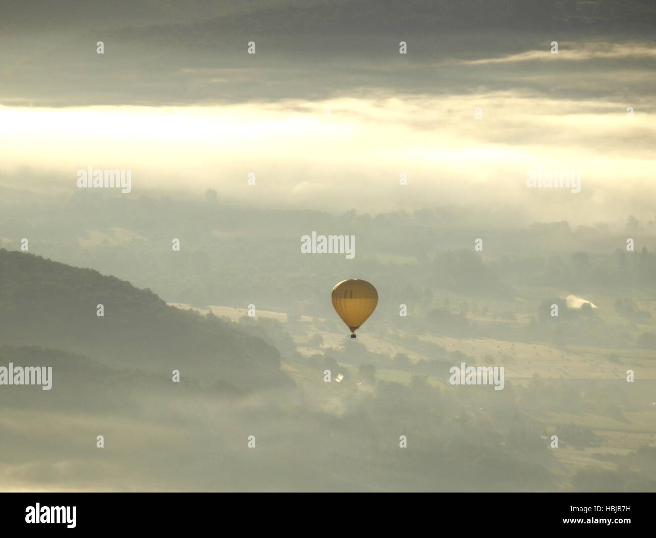 Hot air balloon misty morning hi-res stock photography and images - Alamy
