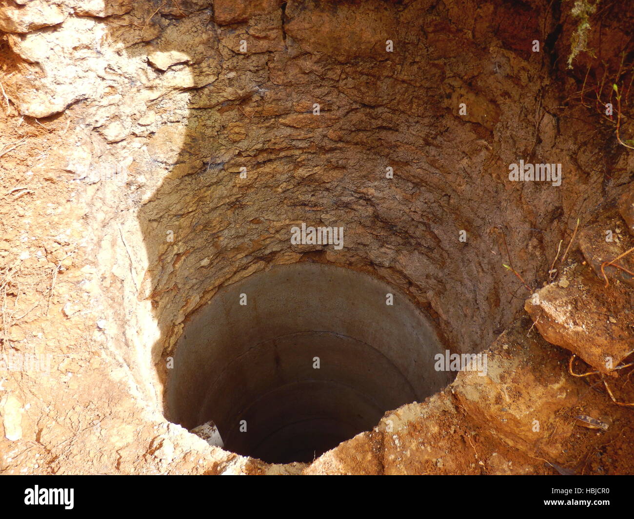 Round stone garden well hi-res stock photography and images - Alamy