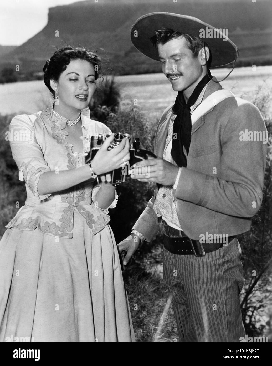 BORDER RIVER, camera buffs Yvonne De Carlo and Jody McCrea examining ...