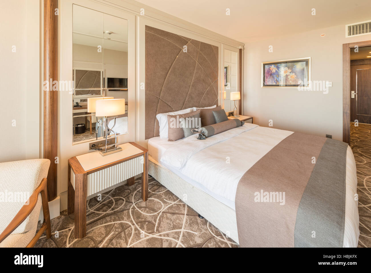 Modern hotel room with big bed Stock Photo - Alamy