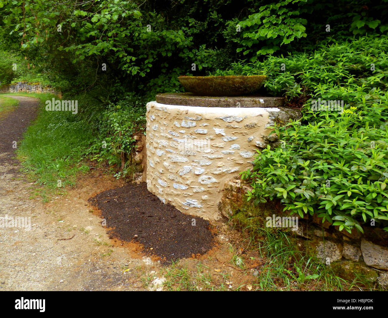 Round stone garden well hi-res stock photography and images - Alamy