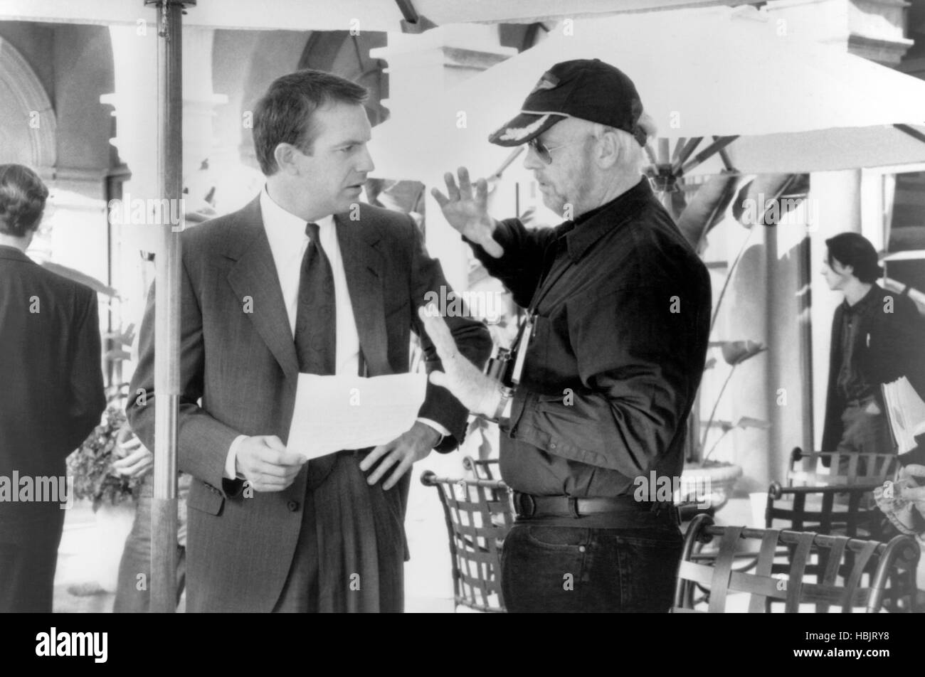 THE BODYGUARD, from left: Kevin Costner, director Mick Jackson, on set ...