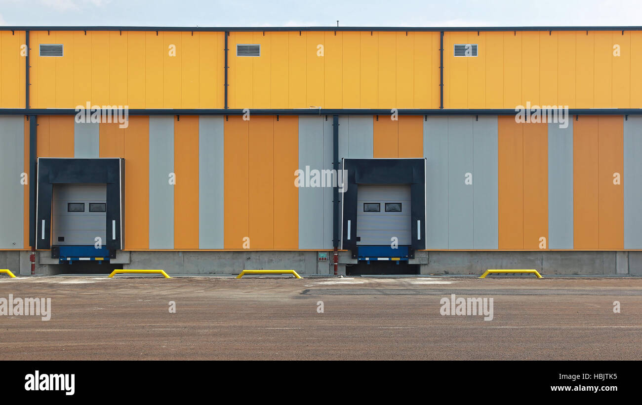 Loading dock equipment hi-res stock photography and images - Alamy