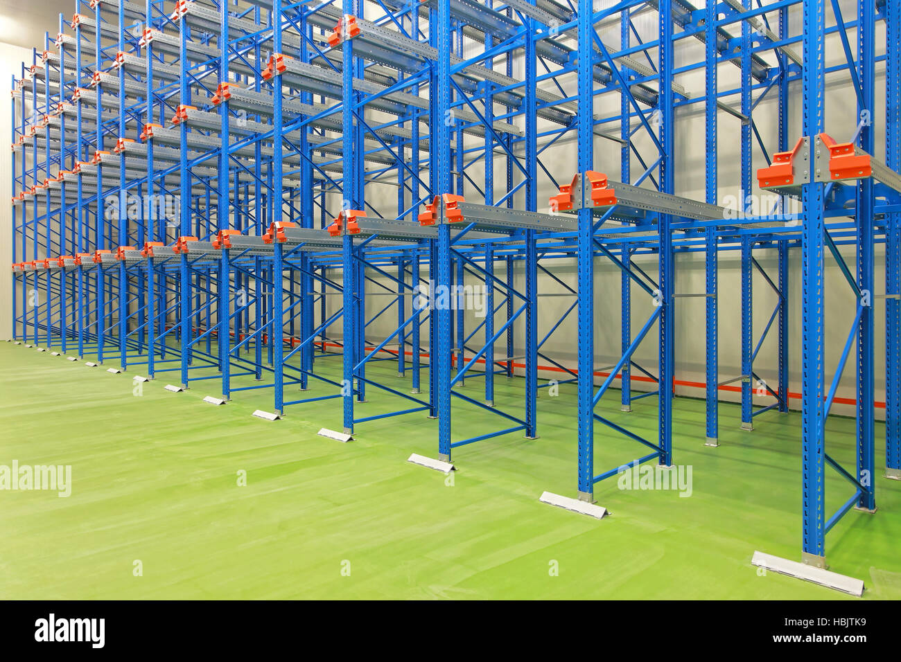 Metal shelving hi-res stock photography and images - Alamy