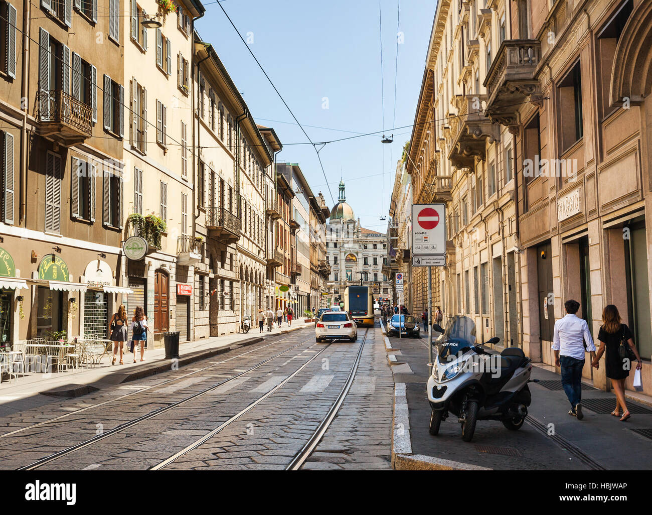 Potos Streets Milan Italy Milan Italy April 2022 Tourists Locals