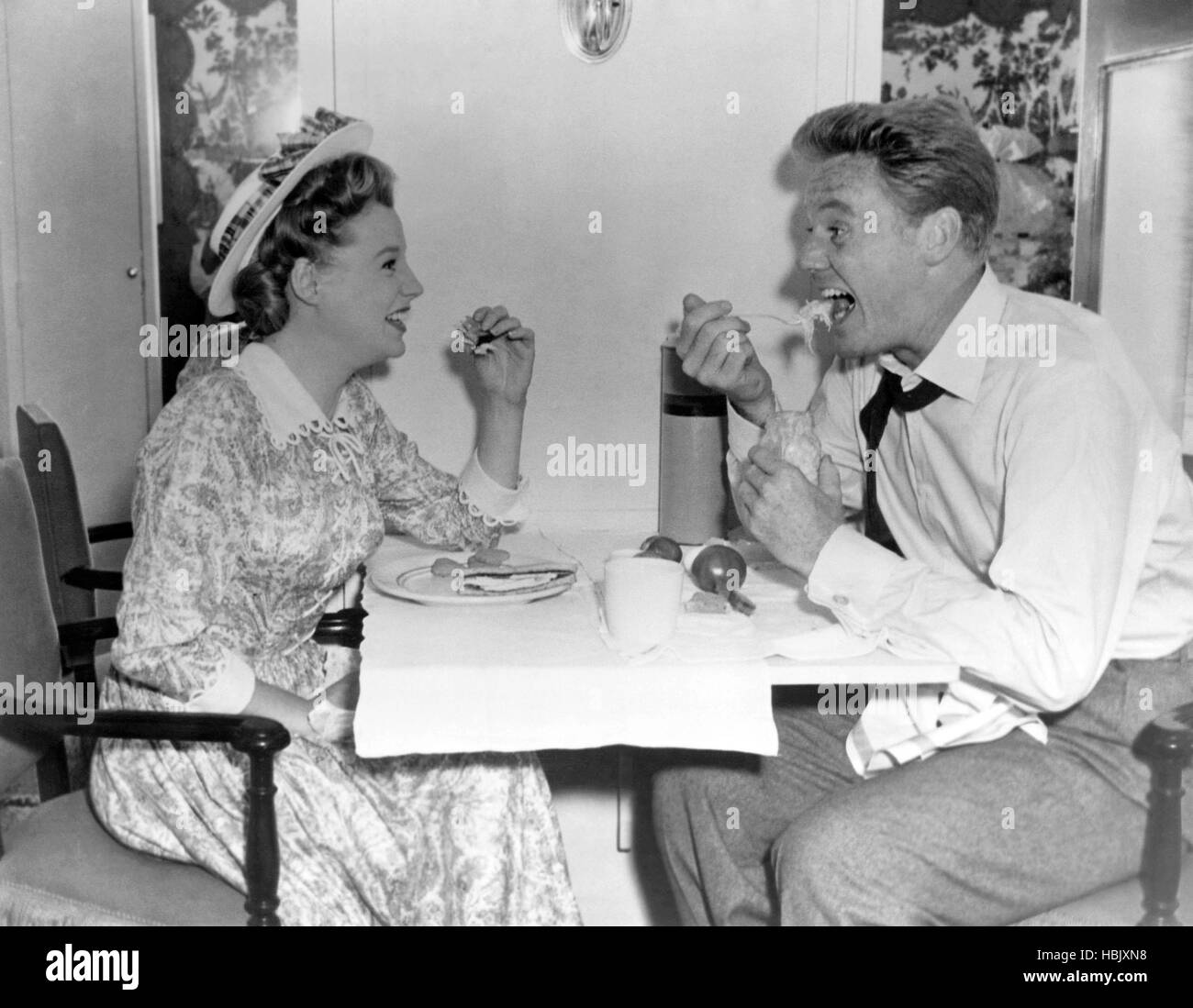 THE BRIDE GOES WILD, June Allyson, Van Johnson, have lunch during ...