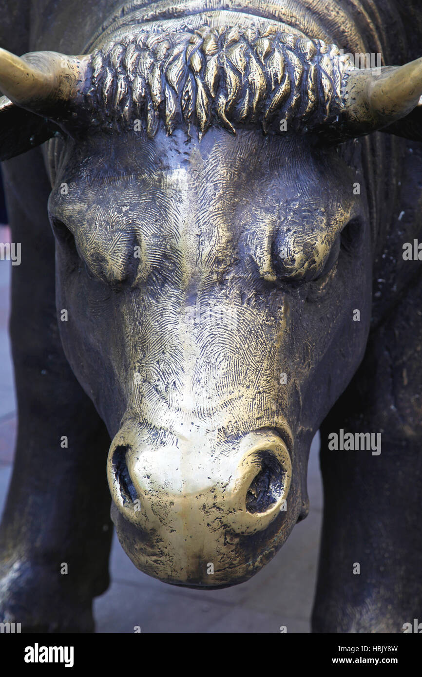 Big bull statue hi-res stock photography and images - Alamy