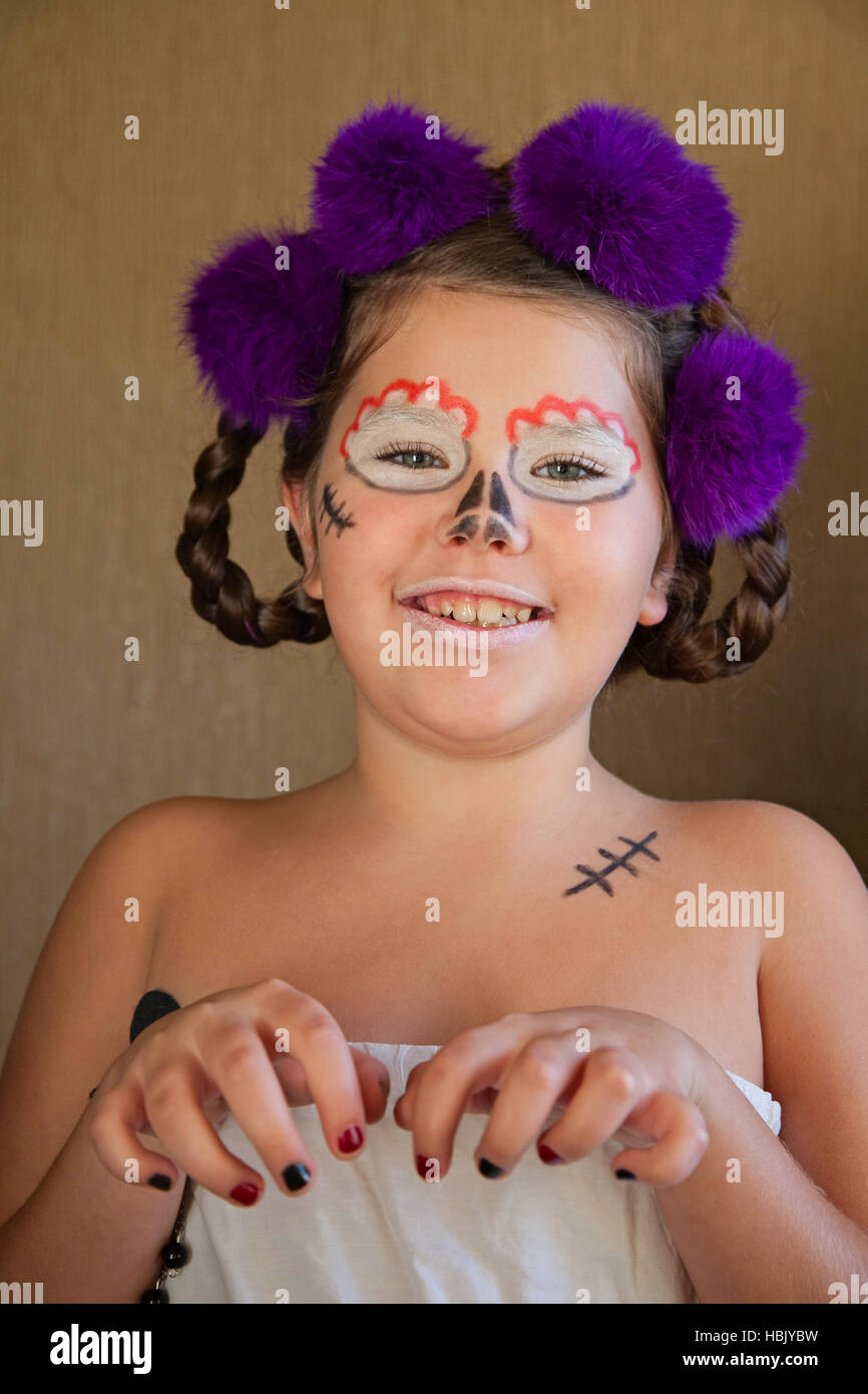 Portrait, female scared hi-res stock photography and images - Alamy