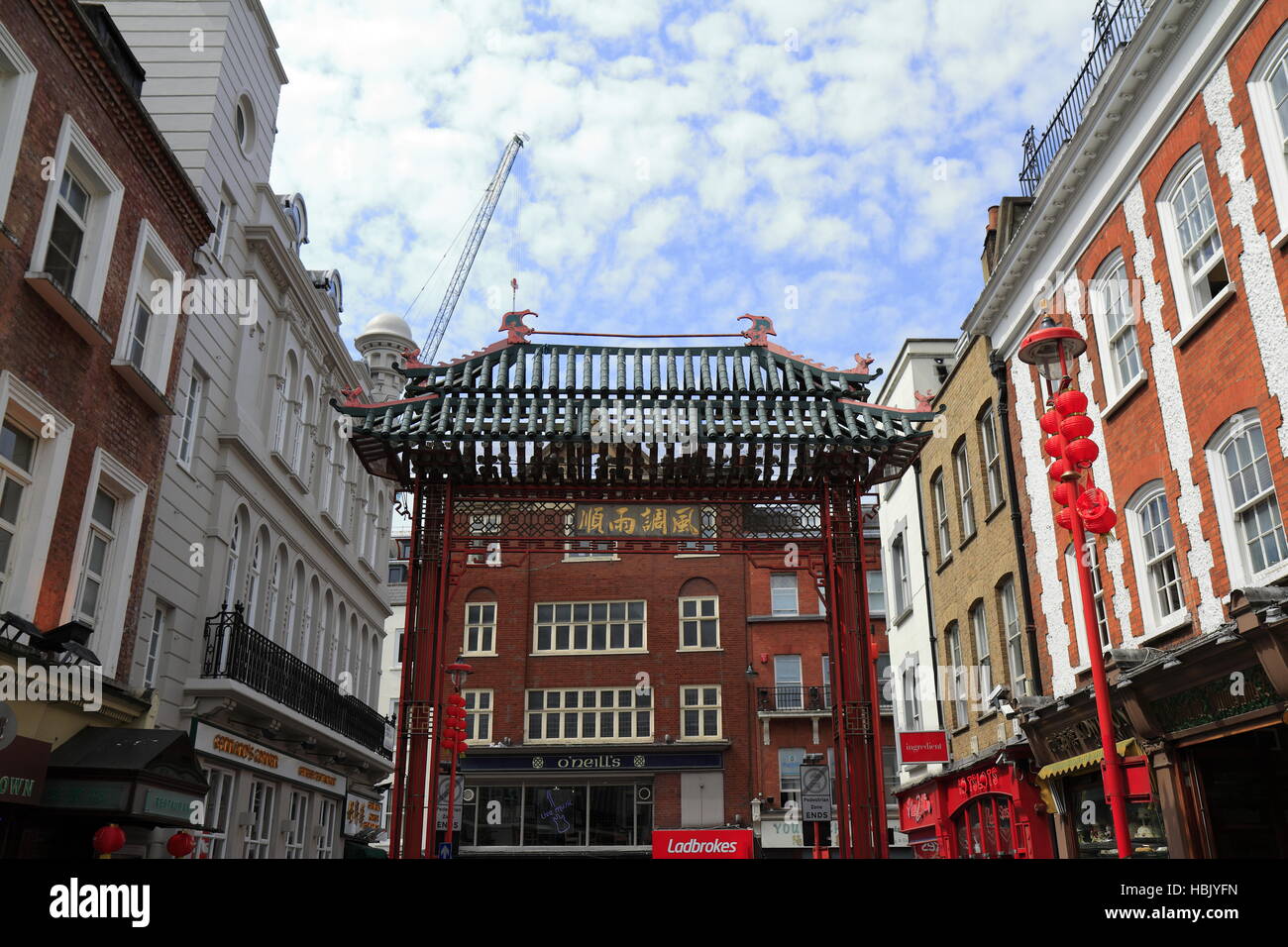 Chinatown gate london hi-res stock photography and images - Alamy