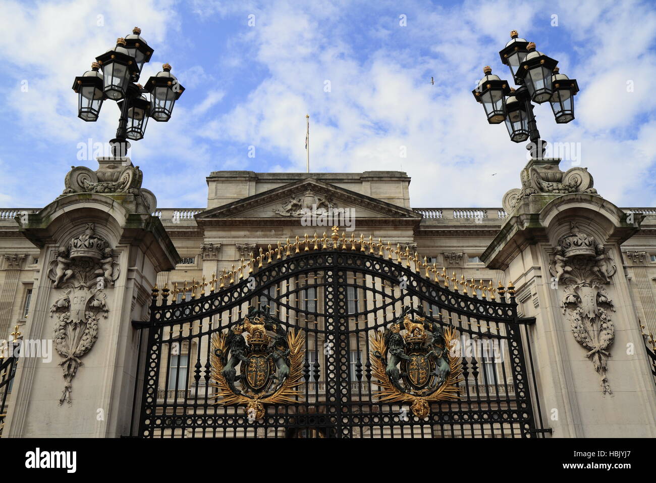 Buckingham palace window hi-res stock photography and images - Alamy
