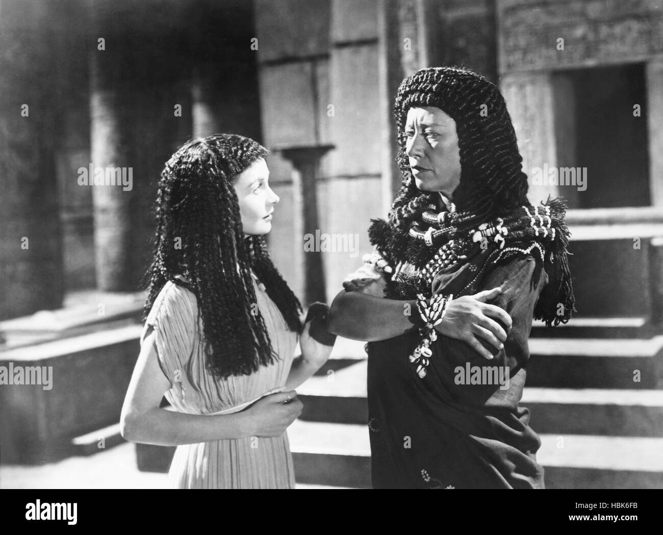 CAESAR AND CLEOPATRA, from left: Vivien Leigh, Flora Robson, 1945 Stock ...