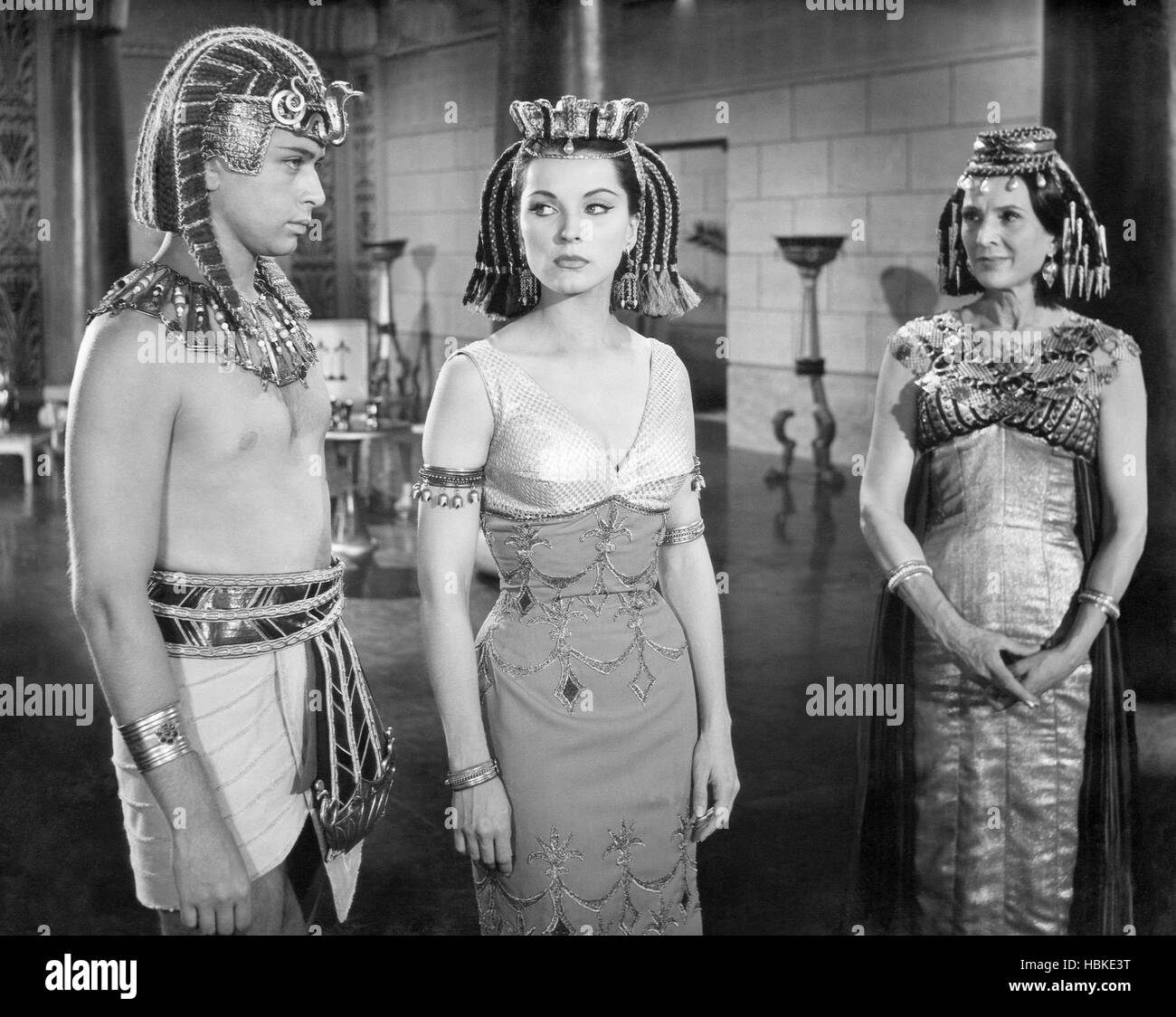 CLEOPATRA'S DAUGHTER, (aka IL SEPOLCRO DEI RE), Corrado Pani (left ...