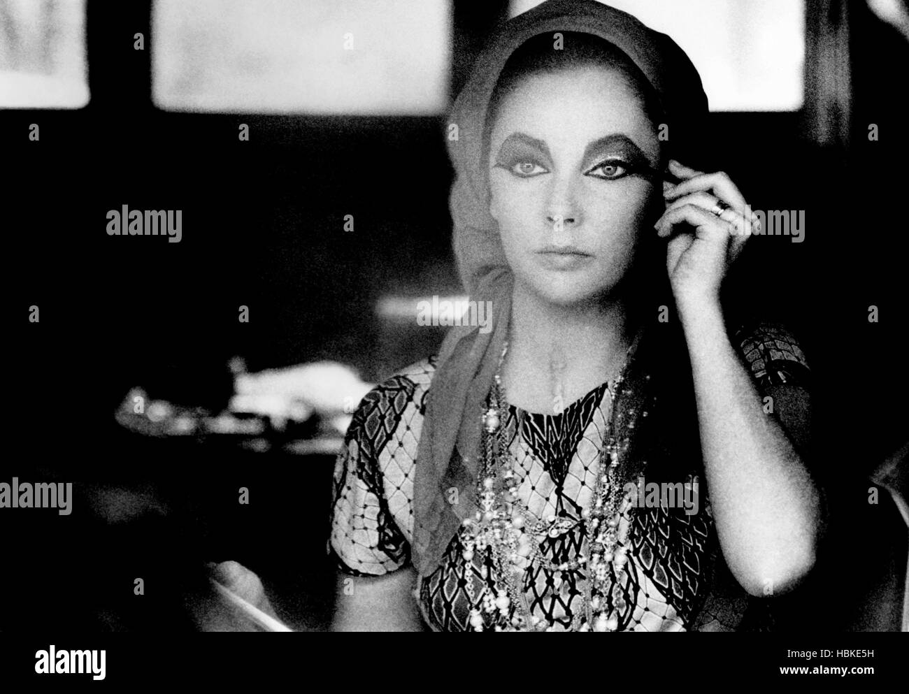 CLEOPATRA, Elizabeth Taylor, touching up her makeup, 1963, TM ...