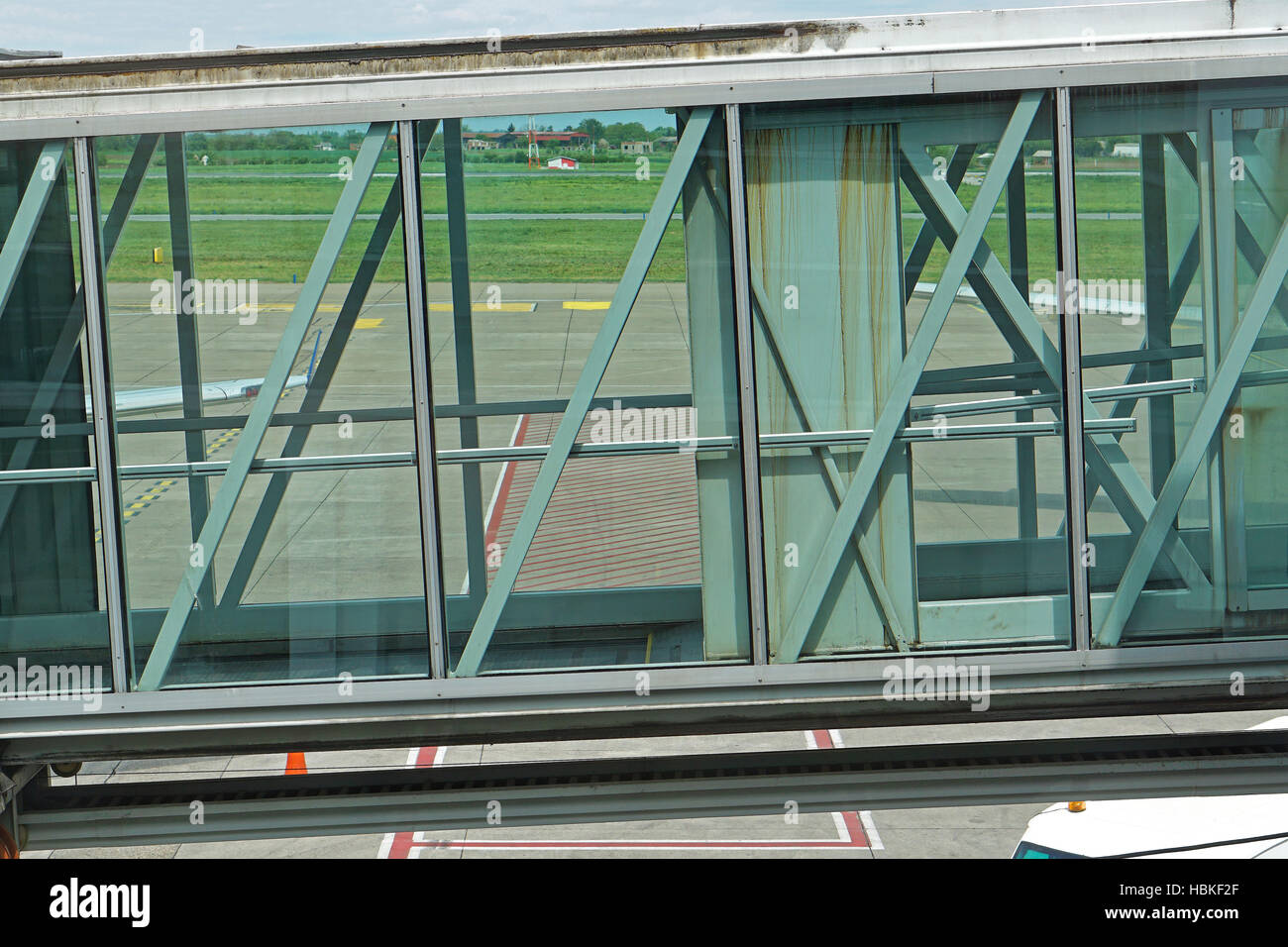 Passenger boarding bridge hi-res stock photography and images - Alamy