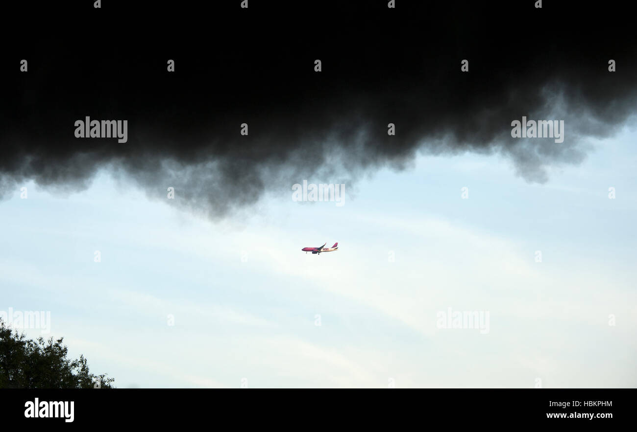 Huge smoke cloud hi-res stock photography and images - Alamy