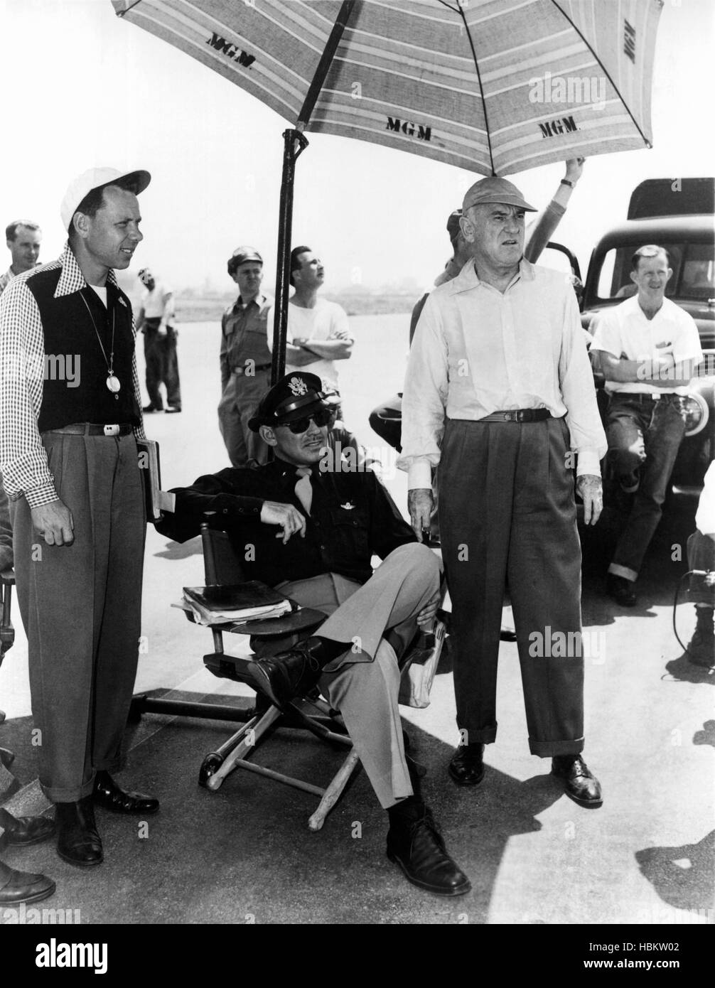 COMMAND DECISION, Clark Gable (seated), director Sam Wood (right) on ...