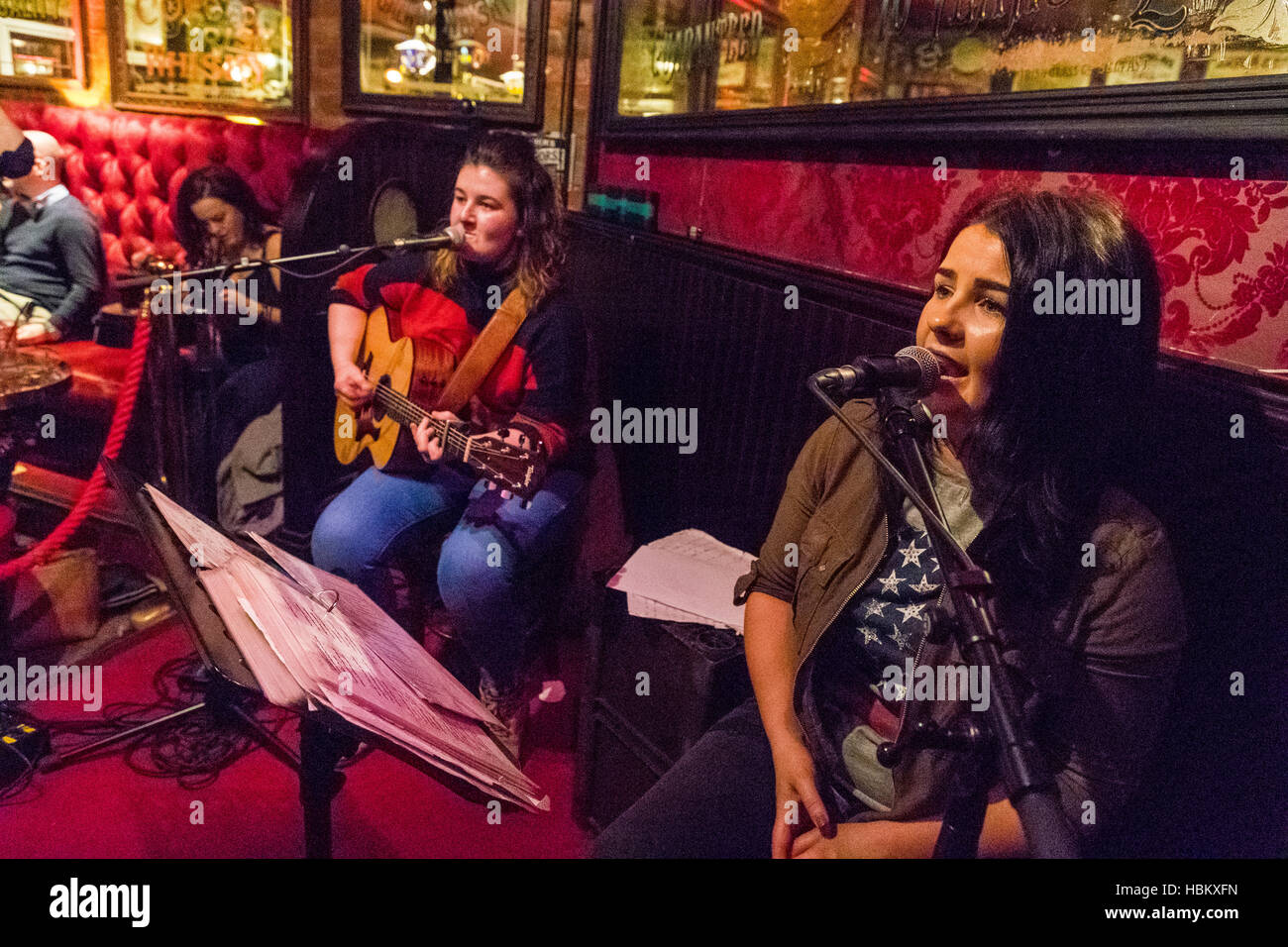 The harp bar hi-res stock photography and images - Alamy
