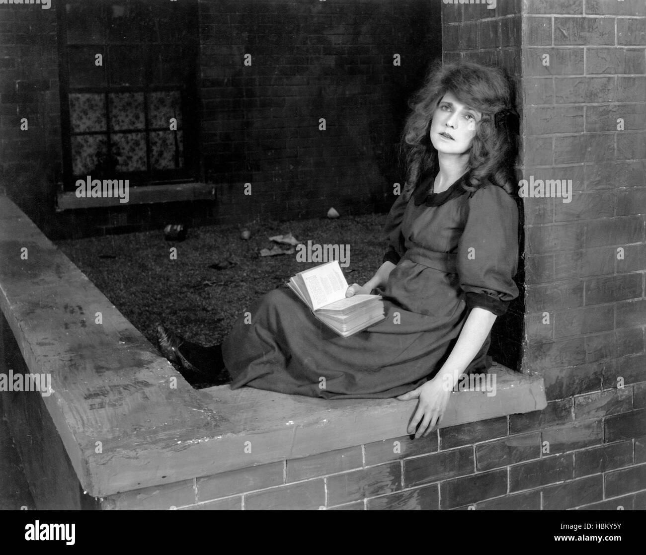 THE CRYSTAL GAZER, Fannie Ward, 1917 Stock Photo - Alamy