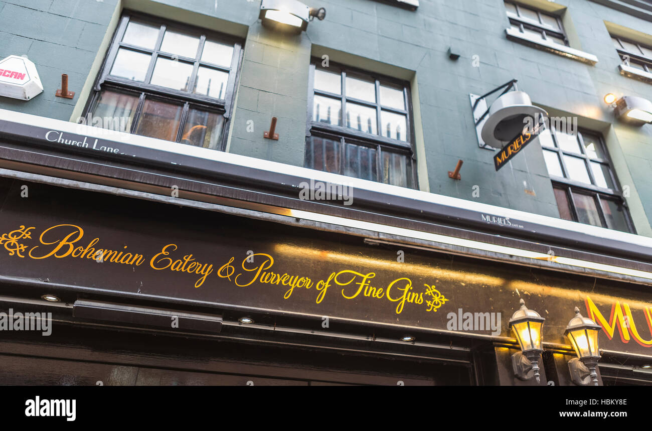 Pub bar famous belfast victorian hi-res stock photography and images ...