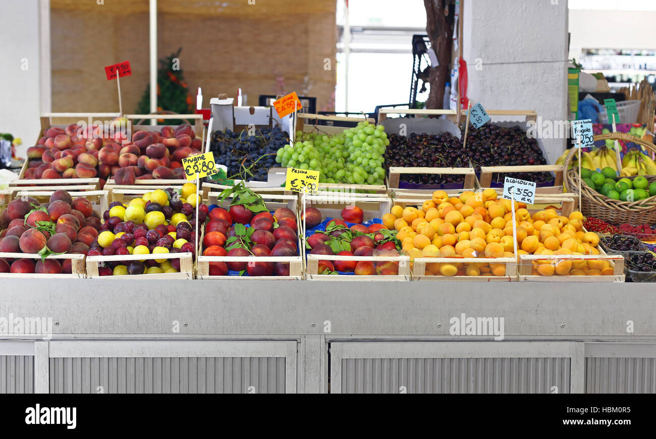 Farmers market apples stall hi-res stock photography and images - Alamy