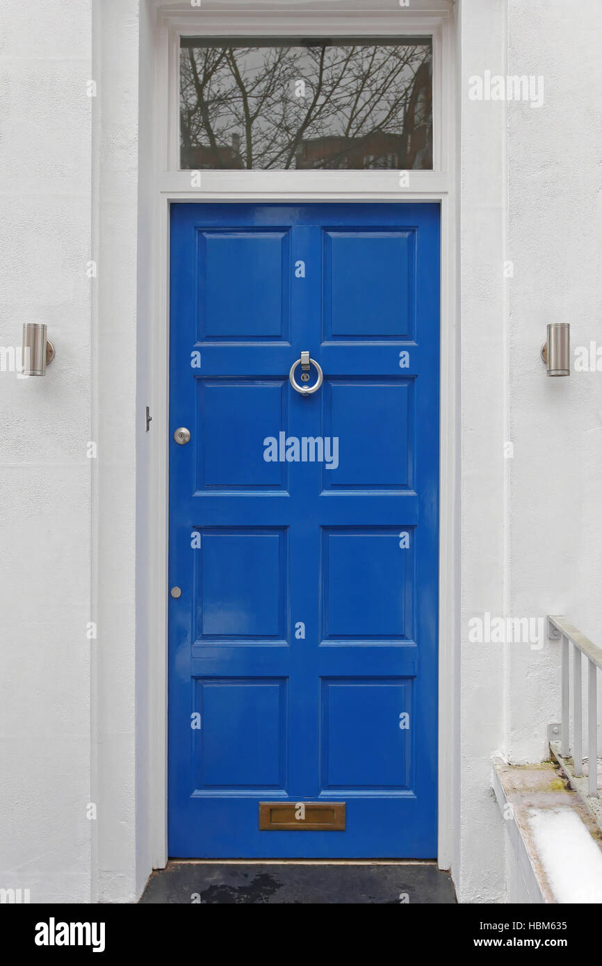 Blue door hi-res stock photography and images - Alamy