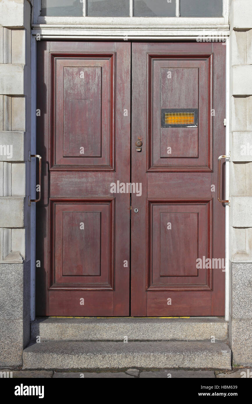 Brown doors hi-res stock photography and images - Alamy